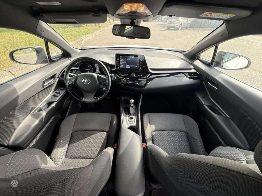 White Toyota C-HR 2023 in Panevezys, with an engine capacity of 1.80 L and mileage of 91 thousand km for 18200 €, photo 25 on AUTOMOTO.COM.LV