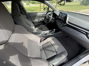 White Toyota C-HR 2023 in Panevezys, with an engine capacity of 1.80 L and mileage of 91 thousand km for 18200 €, photo 28 on AUTOMOTO.COM.LV