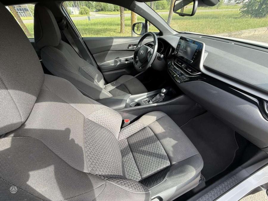 White Toyota C-HR 2023 in Panevezys, with an engine capacity of 1.80 L and mileage of 91 thousand km for 18200 €, photo 28 on AUTOMOTO.COM.LV