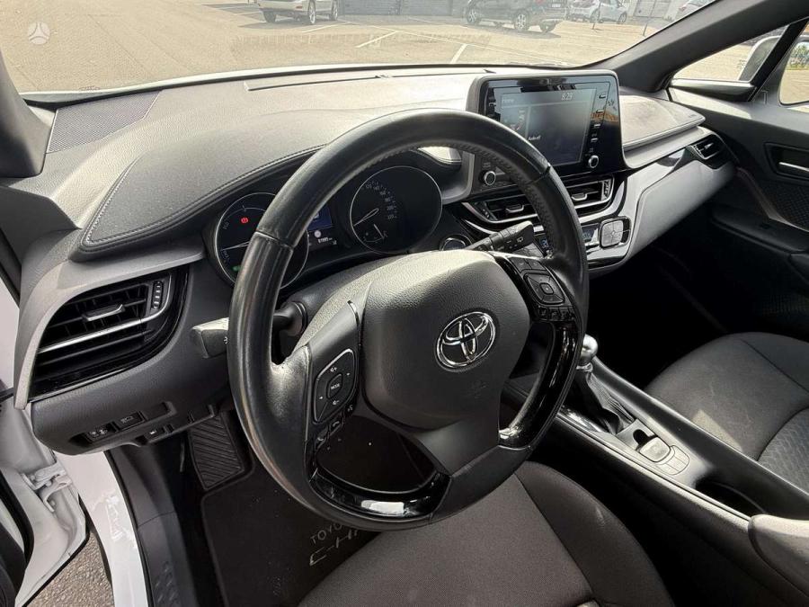 White Toyota C-HR 2023 in Panevezys, with an engine capacity of 1.80 L and mileage of 91 thousand km for 18200 €, photo 29 on AUTOMOTO.COM.LV