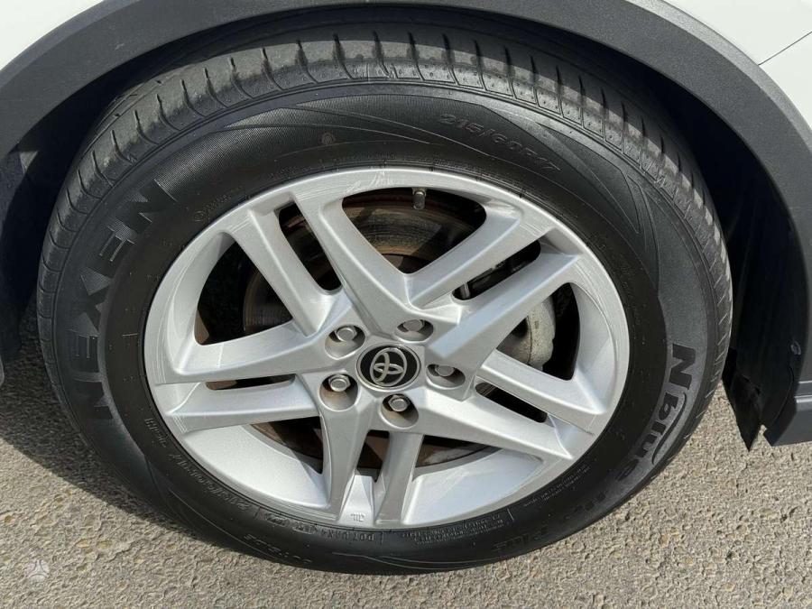 White Toyota C-HR 2023 in Panevezys, with an engine capacity of 1.80 L and mileage of 91 thousand km for 18200 €, photo 30 on AUTOMOTO.COM.LV