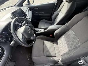White Toyota C-HR 2023 in Panevezys, with an engine capacity of 1.80 L and mileage of 91 thousand km for 18200 €, photo 31 on AUTOMOTO.COM.LV
