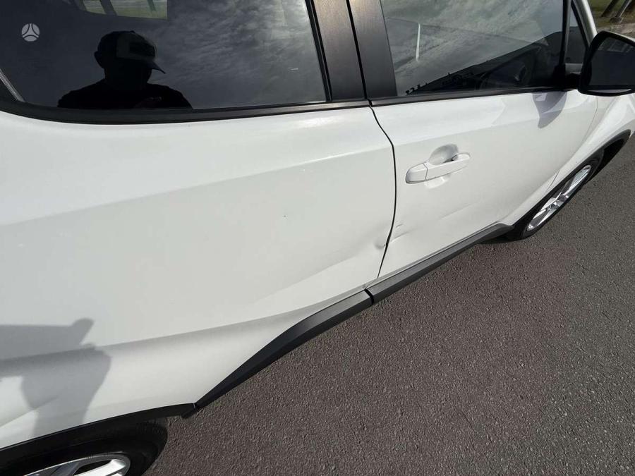 White Toyota C-HR 2023 in Panevezys, with an engine capacity of 1.80 L and mileage of 91 thousand km for 18200 €, photo 33 on AUTOMOTO.COM.LV