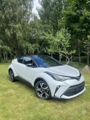 Белый Тойота C-HR 2023 в Паневежис, объемом двигателя 2.00 л и пробегом 73 тыс. км за 22700 €, фото  на AUTOMOTO.COM.LV