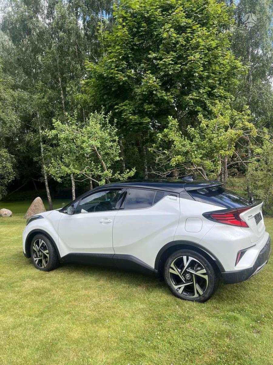 Белый Тойота C-HR 2023 в Паневежис, объемом двигателя 2.00 л и пробегом 73 тыс. км за 22700 €, фото 3 на AUTOMOTO.COM.LV