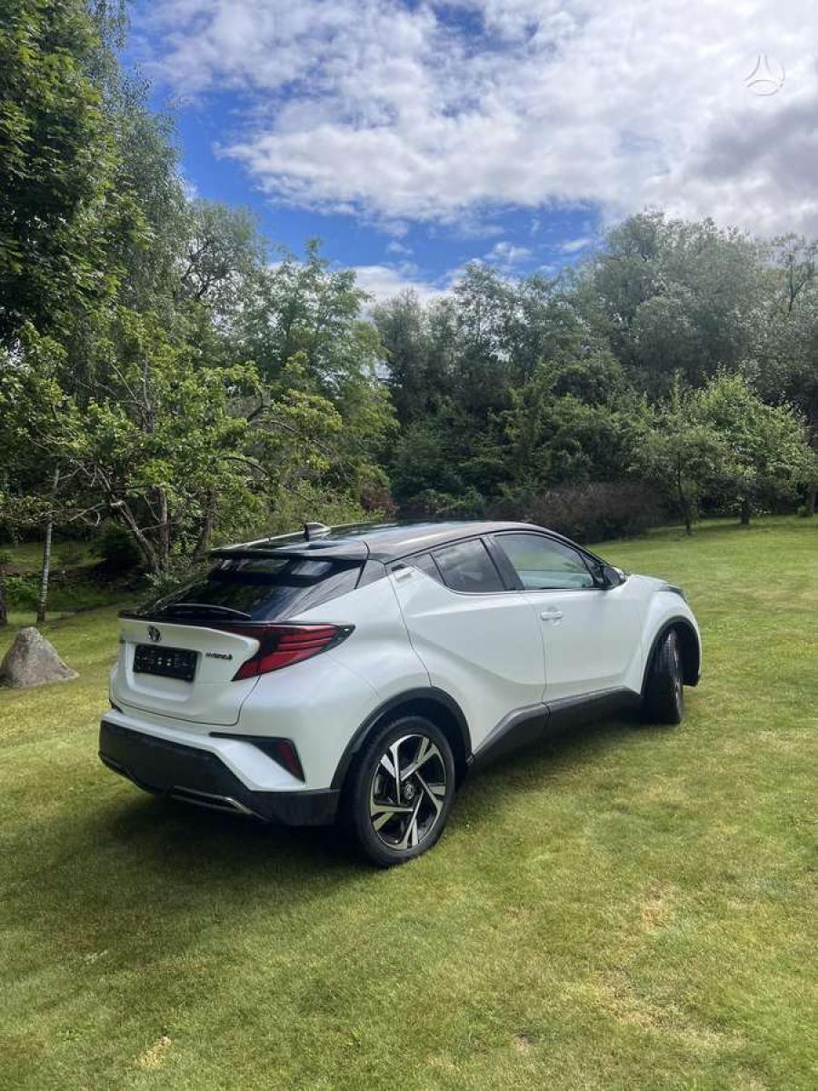 Белый Тойота C-HR 2023 в Паневежис, объемом двигателя 2.00 л и пробегом 73 тыс. км за 22700 €, фото 4 на AUTOMOTO.COM.LV