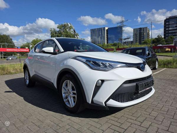 Белый Тойота C-HR 2023 в Вильнюс, объемом двигателя 1.80 л и пробегом 79 тыс. км за 19700 €, фото 1 на AUTOMOTO.COM.LV