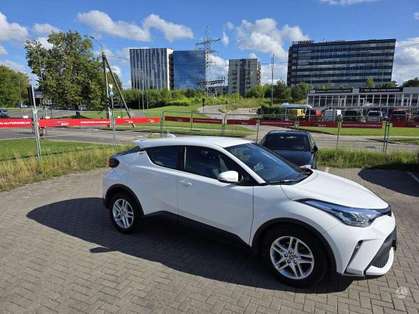 White Toyota C-HR 2023 in Vilnius, with an engine capacity of 1.80 L and mileage of 79 thousand km for 19700 €, photo 3 on AUTOMOTO.COM.LV