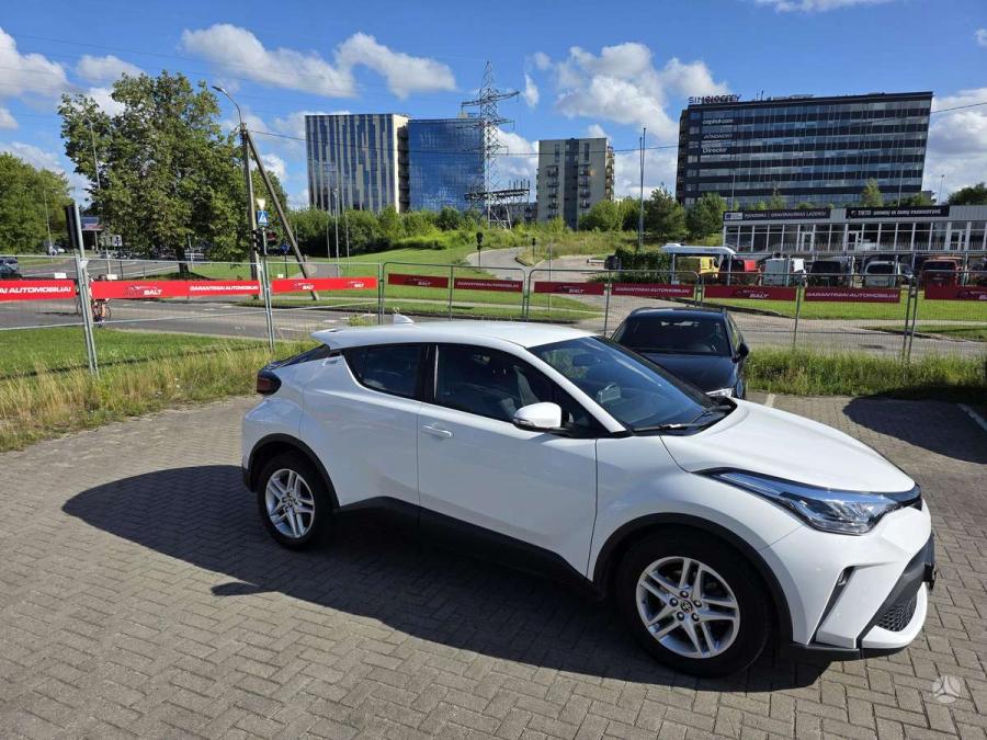 Balts Toyota C-HR 2023 Viļņa, ar dzinēja tilpumu 1.80 L un nobraukumu 79 tūkst. km par 19700 €, foto 4 vietnē AUTOMOTO.COM.LV