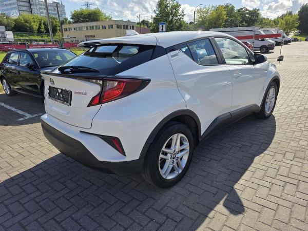 White Toyota C-HR 2023 in Vilnius, with an engine capacity of 1.80 L and mileage of 79 thousand km for 19700 €, photo 4 on AUTOMOTO.COM.LV