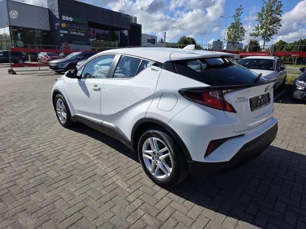 White Toyota C-HR 2023 in Vilnius, with an engine capacity of 1.80 L and mileage of 79 thousand km for 19700 €, photo 5 on AUTOMOTO.COM.LV