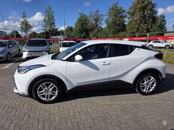 White Toyota C-HR 2023 in Vilnius, with an engine capacity of 1.80 L and mileage of 79 thousand km for 19700 €, photo 7 on AUTOMOTO.COM.LV
