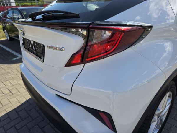 White Toyota C-HR 2023 in Vilnius, with an engine capacity of 1.80 L and mileage of 79 thousand km for 19700 €, photo 9 on AUTOMOTO.COM.LV