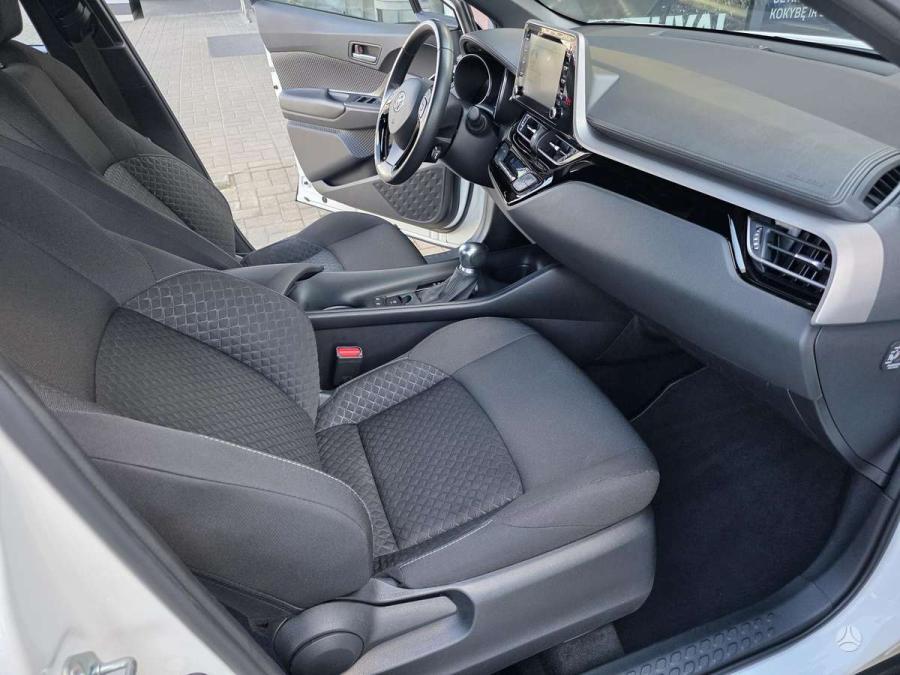 Balts Toyota C-HR 2023 Viļņa, ar dzinēja tilpumu 1.80 L un nobraukumu 79 tūkst. km par 19700 €, foto 12 vietnē AUTOMOTO.COM.LV