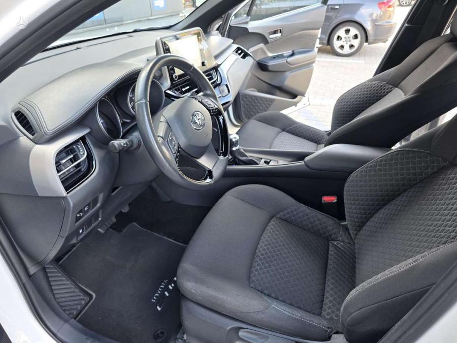 Balts Toyota C-HR 2023 Viļņa, ar dzinēja tilpumu 1.80 L un nobraukumu 79 tūkst. km par 19700 €, foto 13 vietnē AUTOMOTO.COM.LV