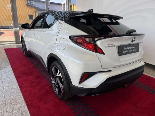 White Toyota C-HR 2023 in Siauliai, with an engine capacity of 1.80 L and mileage of 83 thousand km for 23900 €, photo 5 on AUTOMOTO.COM.LV