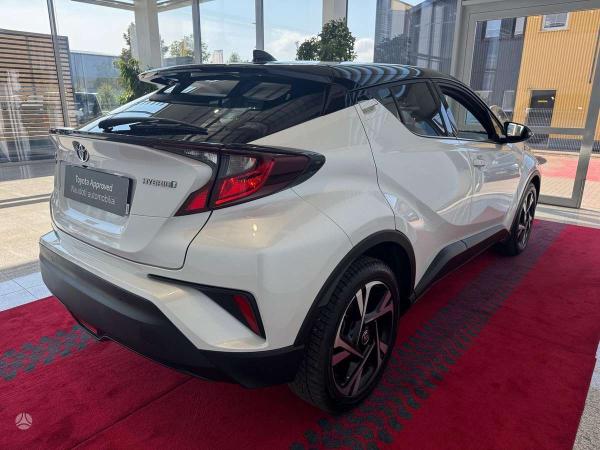 White Toyota C-HR 2023 in Siauliai, with an engine capacity of 1.80 L and mileage of 83 thousand km for 23900 €, photo 6 on AUTOMOTO.COM.LV