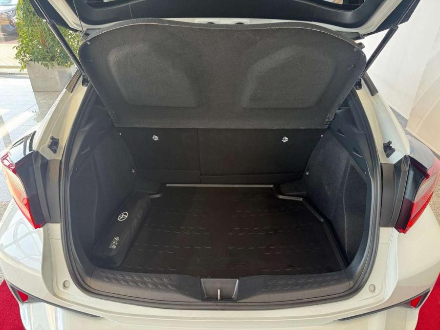 Balts Toyota C-HR 2023 Šauļi, ar dzinēja tilpumu 1.80 L un nobraukumu 83 tūkst. km par 23900 €, foto 9 vietnē AUTOMOTO.COM.LV