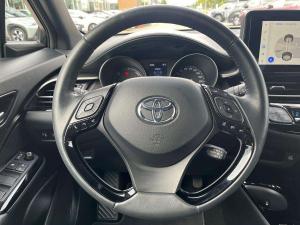 Белый Тойота C-HR 2023 в Клайпеда, объемом двигателя 1.80 л и пробегом 34 тыс. км за 25000 €, фото 13 на AUTOMOTO.COM.LV
