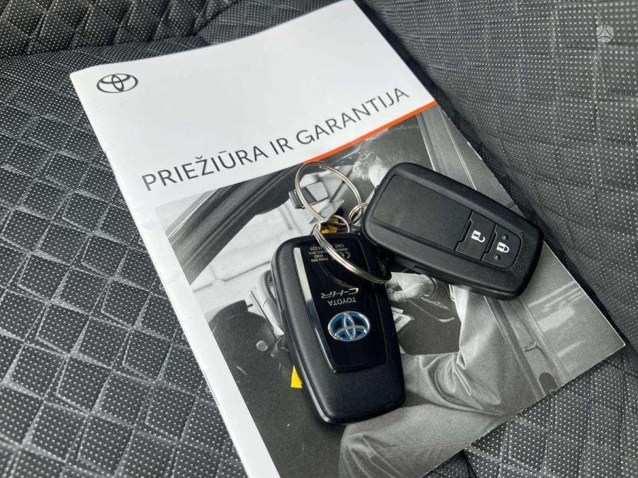 Белый Тойота C-HR 2023 в Клайпеда, объемом двигателя 1.80 л и пробегом 34 тыс. км за 25000 €, фото 24 на AUTOMOTO.COM.LV