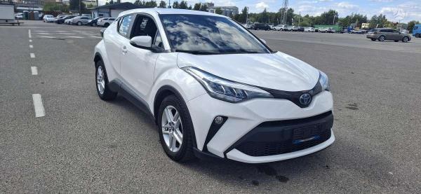 Toyota C-HR 2023 in Panevezys on AUTOMOTO.COM.LV White Toyota C-HR 2023 in Panevezys, with an engine capacity of 1.80 L and mileage of 187 thousand km for 15500 €, photo 3 on AUTOMOTO.COM.LV
