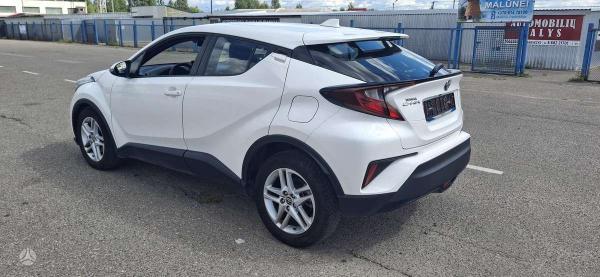 Toyota C-HR 2023 in Panevezys on AUTOMOTO.COM.LV White Toyota C-HR 2023 in Panevezys, with an engine capacity of 1.80 L and mileage of 187 thousand km for 15500 €, photo 4 on AUTOMOTO.COM.LV