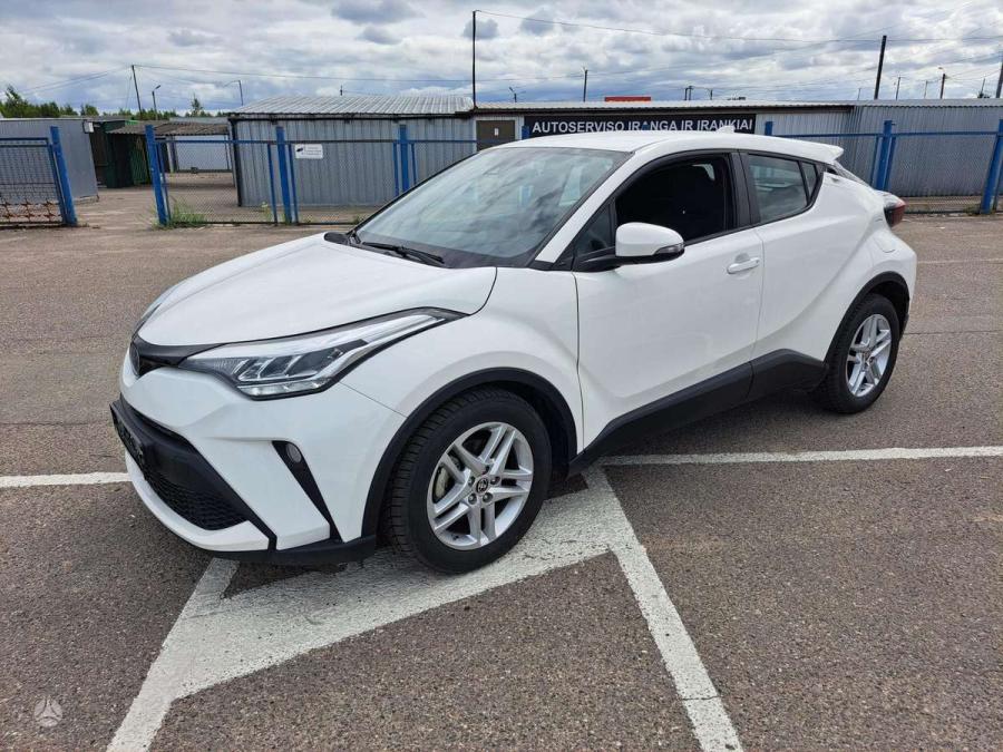 White Toyota C-HR 2023 in Panevezys, with an engine capacity of 1.80 L and mileage of 20 thousand km for 21000 €, photo 1 on AUTOMOTO.COM.LV