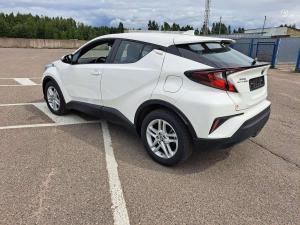 White Toyota C-HR 2023 in Panevezys, with an engine capacity of 1.80 L and mileage of 20 thousand km for 21000 €, photo 3 on AUTOMOTO.COM.LV