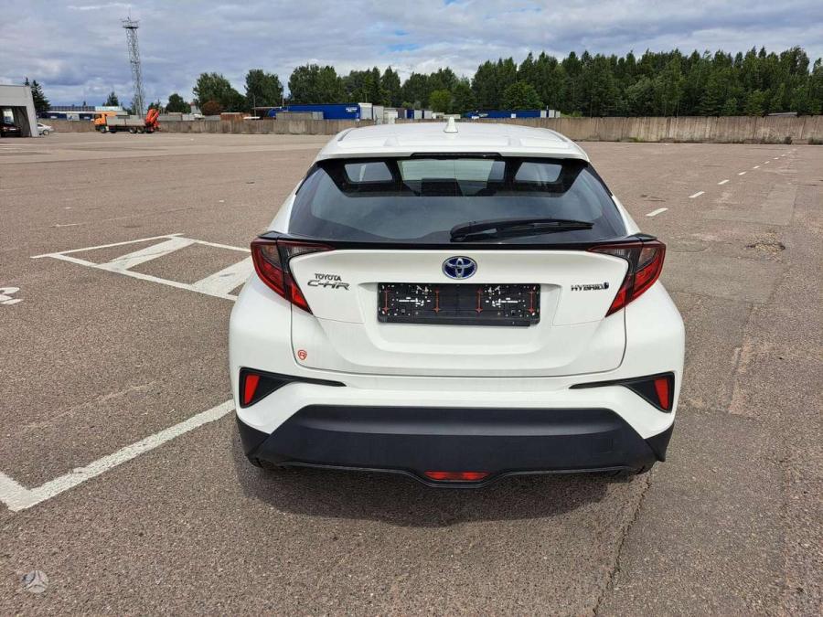 White Toyota C-HR 2023 in Panevezys, with an engine capacity of 1.80 L and mileage of 20 thousand km for 21000 €, photo 4 on AUTOMOTO.COM.LV