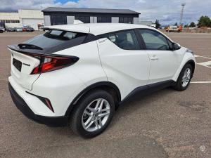 White Toyota C-HR 2023 in Panevezys, with an engine capacity of 1.80 L and mileage of 20 thousand km for 21000 €, photo 5 on AUTOMOTO.COM.LV