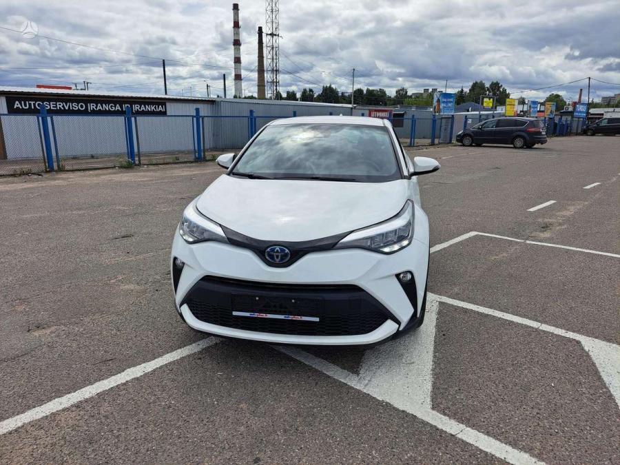 White Toyota C-HR 2023 in Panevezys, with an engine capacity of 1.80 L and mileage of 20 thousand km for 21000 €, photo 6 on AUTOMOTO.COM.LV