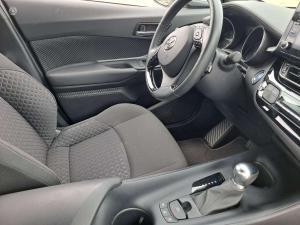 White Toyota C-HR 2023 in Panevezys, with an engine capacity of 1.80 L and mileage of 20 thousand km for 21000 €, photo 7 on AUTOMOTO.COM.LV