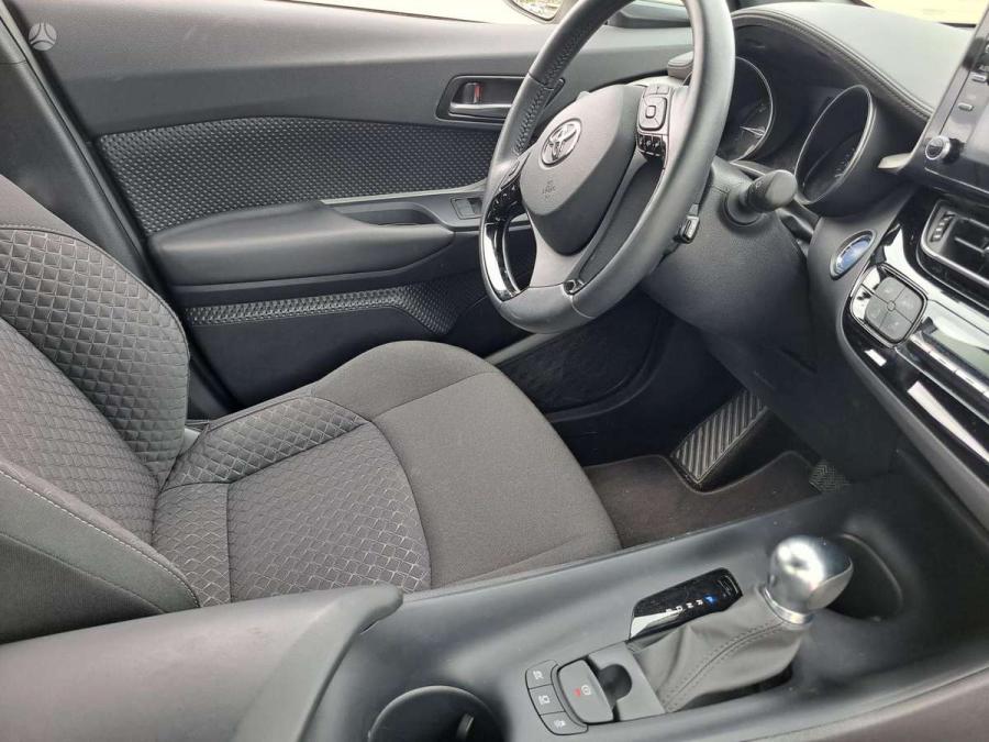 White Toyota C-HR 2023 in Panevezys, with an engine capacity of 1.80 L and mileage of 20 thousand km for 21000 €, photo 7 on AUTOMOTO.COM.LV