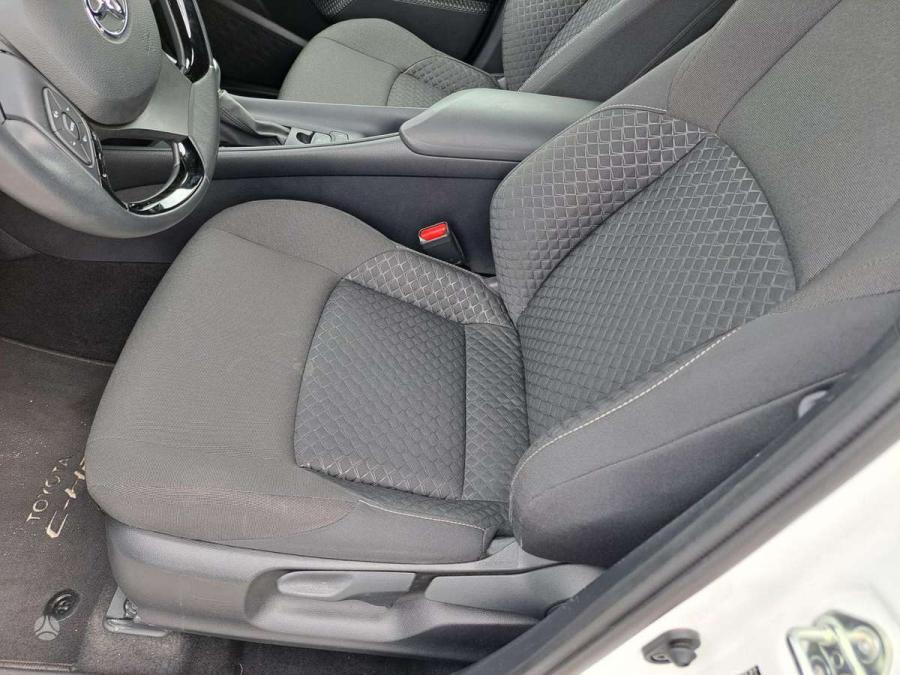 White Toyota C-HR 2023 in Panevezys, with an engine capacity of 1.80 L and mileage of 20 thousand km for 21000 €, photo 9 on AUTOMOTO.COM.LV
