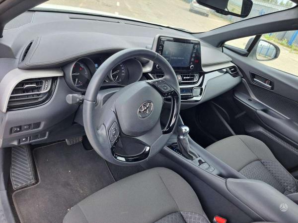 Toyota C-HR 2023 in Panevezys on AUTOMOTO.COM.LV White Toyota C-HR 2023 in Panevezys, with an engine capacity of 1.80 L and mileage of 20 thousand km for 21000 €, photo 10 on AUTOMOTO.COM.LV