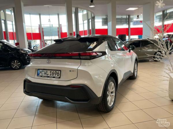 Balts Toyota C-HR 2024 Kauņa, ar dzinēja tilpumu 1.80 L un nobraukumu 17 tūkst. km par 29019 €, foto 4 vietnē AUTOMOTO.COM.LV
