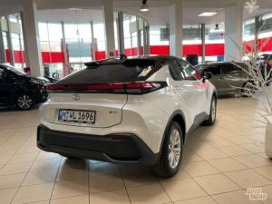 Balts Toyota C-HR 2024 Kauņa, ar dzinēja tilpumu 1.80 L un nobraukumu 17 tūkst. km par 29019 €, foto 4 vietnē AUTOMOTO.COM.LV