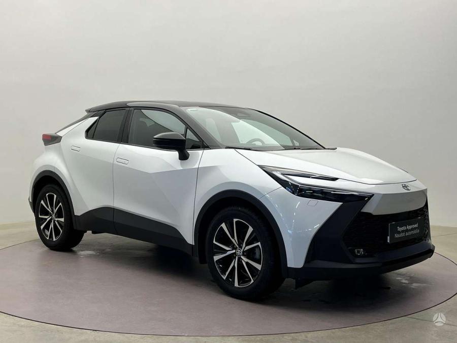 Белый Тойота C-HR 2024 в Паневежис, объемом двигателя 1.80 л и пробегом 19 тыс. км за 31490 €, фото 3 на AUTOMOTO.COM.LV