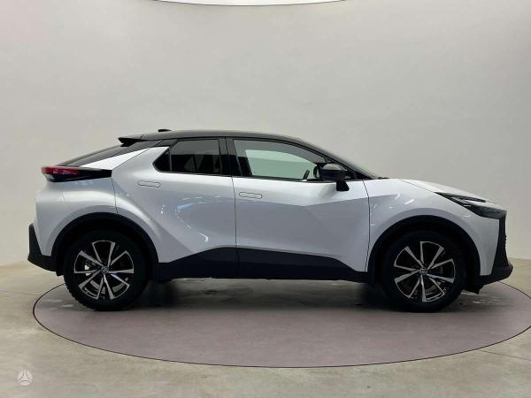 White Toyota C-HR 2024 in Panevezys, with an engine capacity of 1.80 L and mileage of 19 thousand km for 31490 €, photo 4 on AUTOMOTO.COM.LV