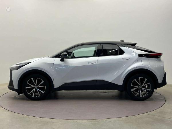 White Toyota C-HR 2024 in Panevezys, with an engine capacity of 1.80 L and mileage of 19 thousand km for 31490 €, photo 5 on AUTOMOTO.COM.LV