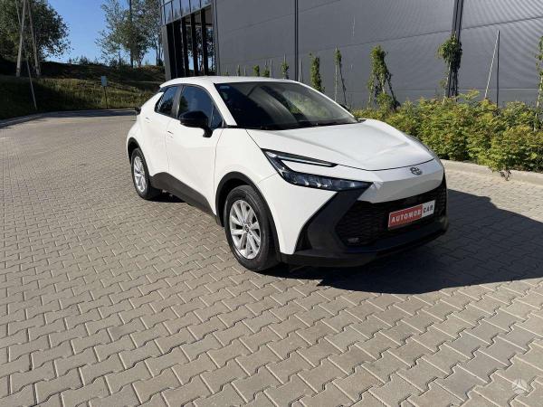 Белый Тойота C-HR 2024 в Вильнюс, объемом двигателя 1.80 л и пробегом 78 тыс. км за 24950 €, фото 1 на AUTOMOTO.COM.LV