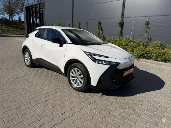 Белый Тойота C-HR 2024 в Вильнюс, объемом двигателя 1.80 л и пробегом 78 тыс. км за 24950 €, фото 4 на AUTOMOTO.COM.LV