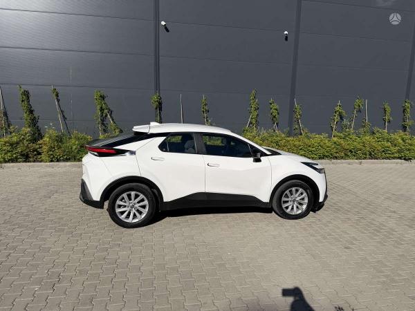 Белый Тойота C-HR 2024 в Вильнюс, объемом двигателя 1.80 л и пробегом 78 тыс. км за 24950 €, фото 5 на AUTOMOTO.COM.LV