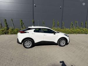 White Toyota C-HR 2024 in Vilnius, with an engine capacity of 1.80 L and mileage of 78 thousand km for 24950 €, photo 6 on AUTOMOTO.COM.LV
