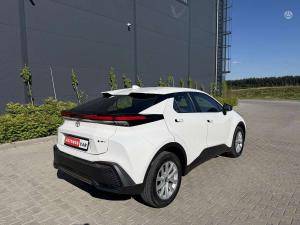 White Toyota C-HR 2024 in Vilnius, with an engine capacity of 1.80 L and mileage of 78 thousand km for 24950 €, photo 7 on AUTOMOTO.COM.LV