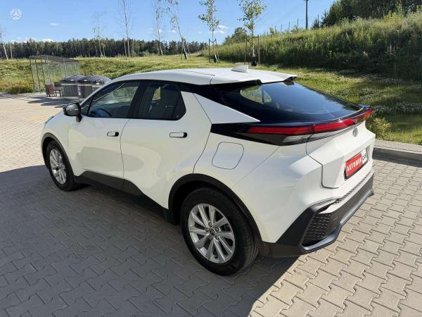 Белый Тойота C-HR 2024 в Вильнюс, объемом двигателя 1.80 л и пробегом 78 тыс. км за 24950 €, фото 8 на AUTOMOTO.COM.LV