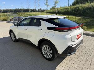 White Toyota C-HR 2024 in Vilnius, with an engine capacity of 1.80 L and mileage of 78 thousand km for 24950 €, photo 9 on AUTOMOTO.COM.LV