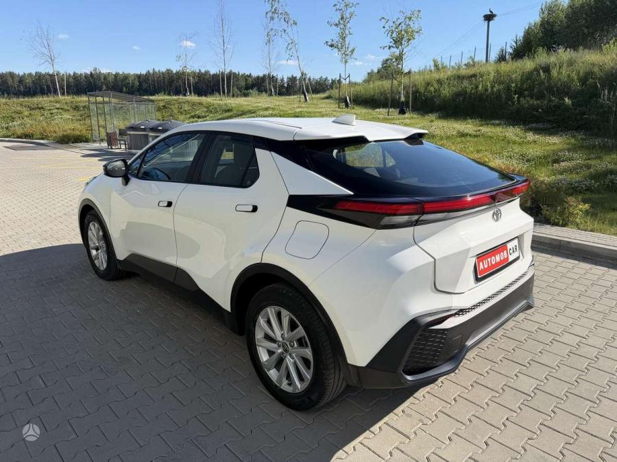 White Toyota C-HR 2024 in Vilnius, with an engine capacity of 1.80 L and mileage of 78 thousand km for 24950 €, photo 11 on AUTOMOTO.COM.LV