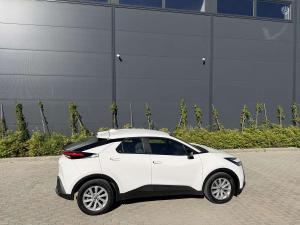 White Toyota C-HR 2024 in Vilnius, with an engine capacity of 1.80 L and mileage of 78 thousand km for 24950 €, photo 15 on AUTOMOTO.COM.LV