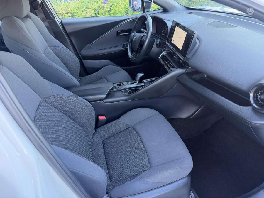 White Toyota C-HR 2024 in Vilnius, with an engine capacity of 1.80 L and mileage of 78 thousand km for 24950 €, photo 19 on AUTOMOTO.COM.LV